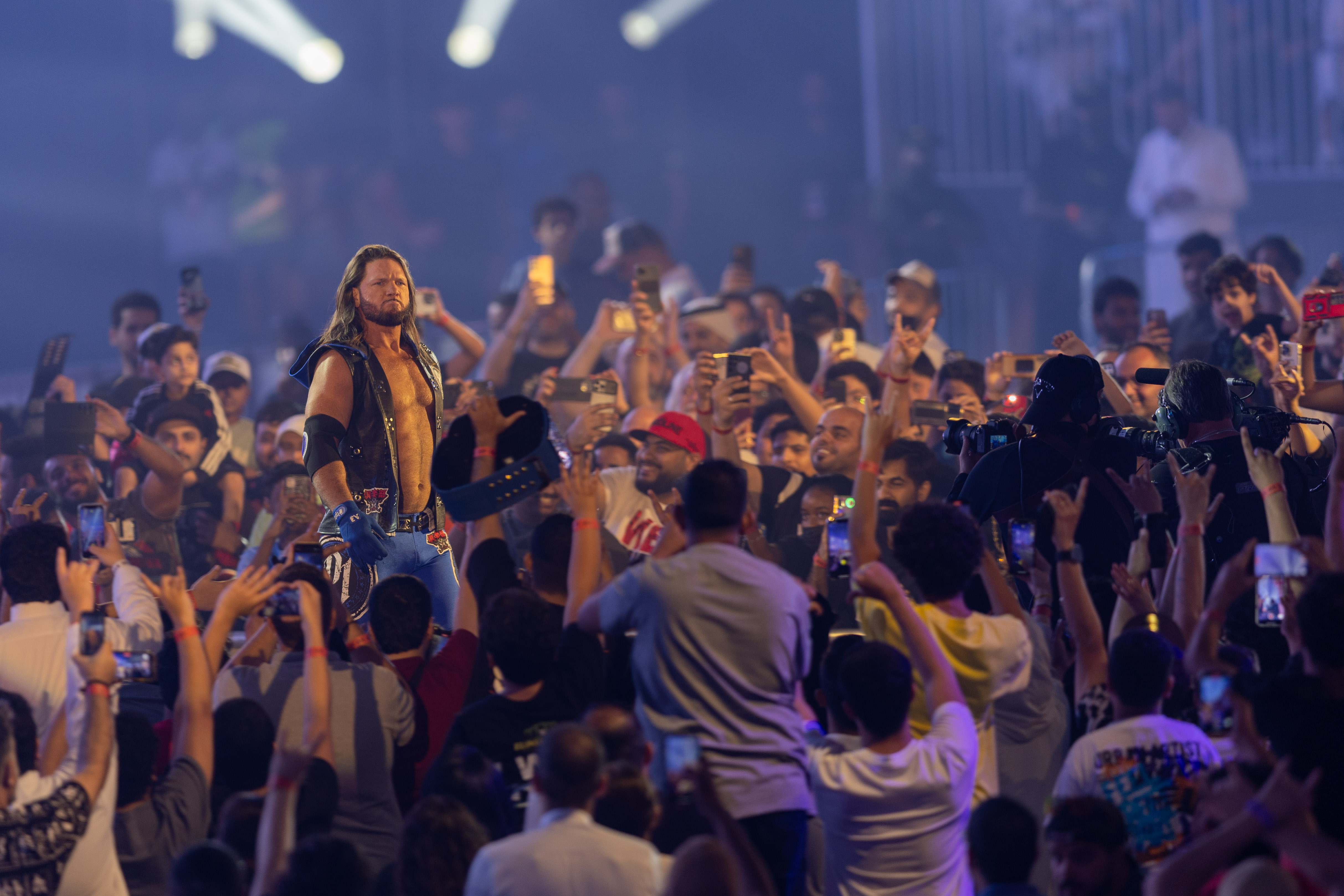 سيث رولينز يرفع حزام العالم للوزن الثقيل في WWE ليلة الأبطال | الاقتصادية