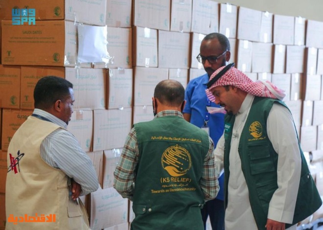 مركز الملك سلمان للإغاثة يسلم برنامج الأغذية العالمي 2700 طن من التمور